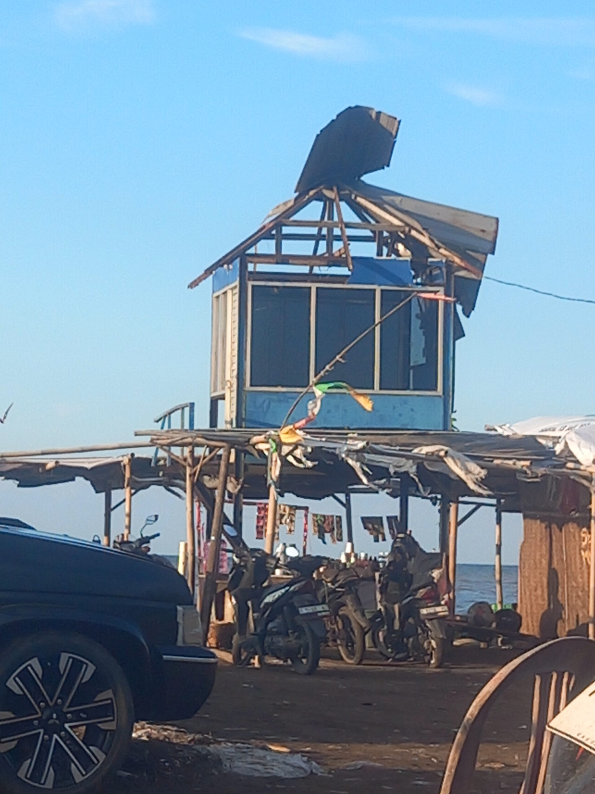 Pos Pantau Dishub Ciparage Terbengkalai, Atap Seng Mengancam Pengunjung